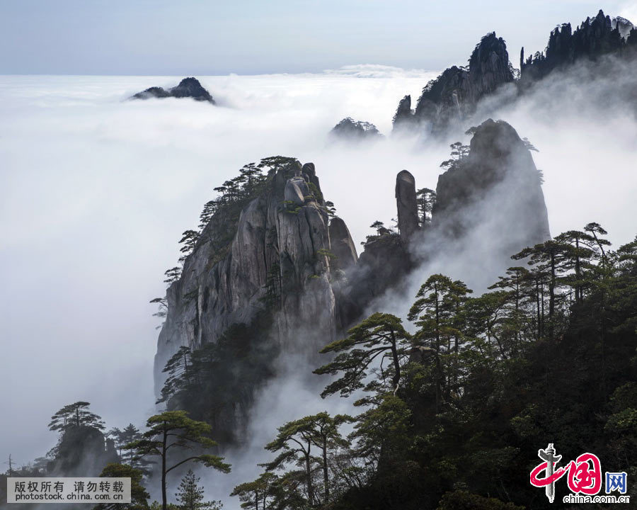 Photos : une mer de nuages remplit les vallées du mont Huangshan